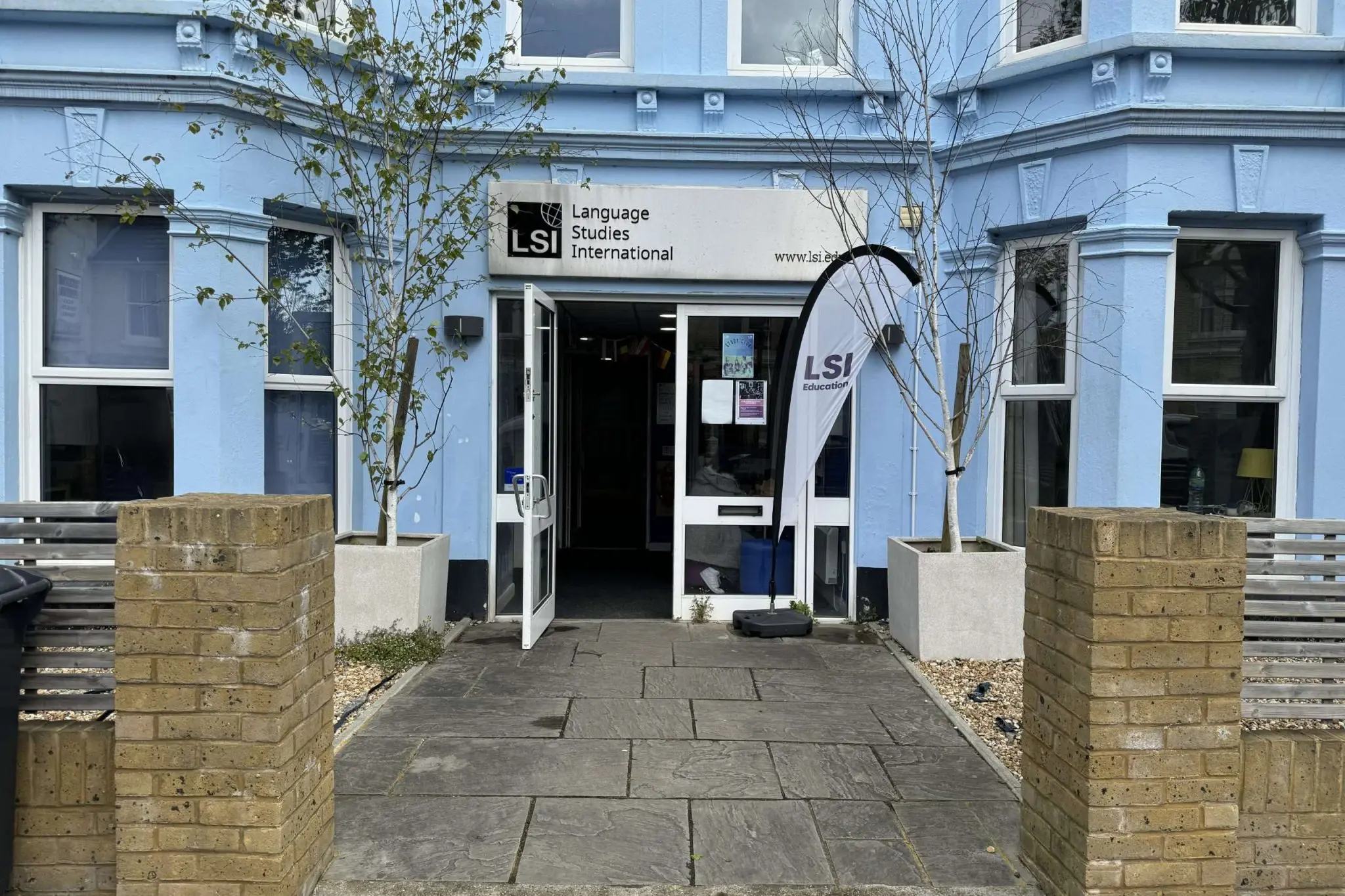 Top 8 English Schools in Brighton 2024 - Candid Reviews